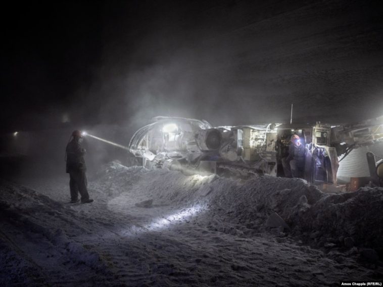 Inside Ukrainian Moria: Huge Artyomsol Salt Mine Deep Under Ground ...